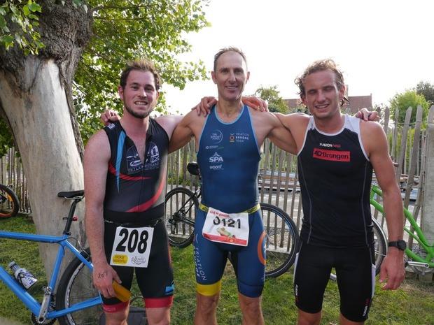 Frederic Boussy en Amber Rombaut primus in Laguna Zwemloop in Knokke ...