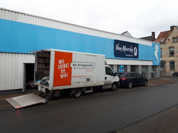 Van Marcke schenkt materiaal van oude toonzaal aan Kringwinkel ...