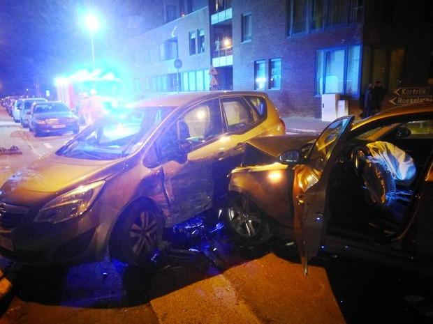 Bestuurder naar ziekenhuis na zware aanrijding op kruispunt in Dadizele - KW.be
