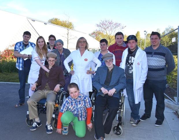 Theater Knoesten opent met een zelfgeschreven komedie - KW.be