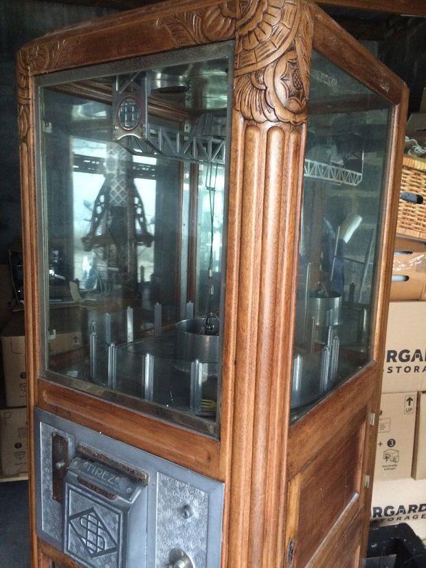 Unieke antieke kermis grijper is parel uit het interbellum