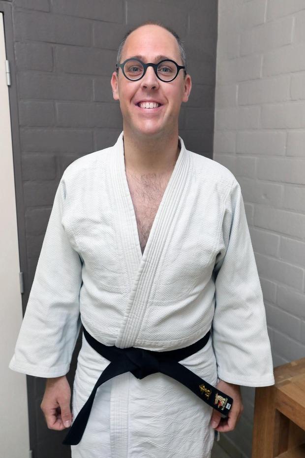 Jonas Scheldeman behaalt zwarte gordel na twaalf jaar zonder judo - KW.be