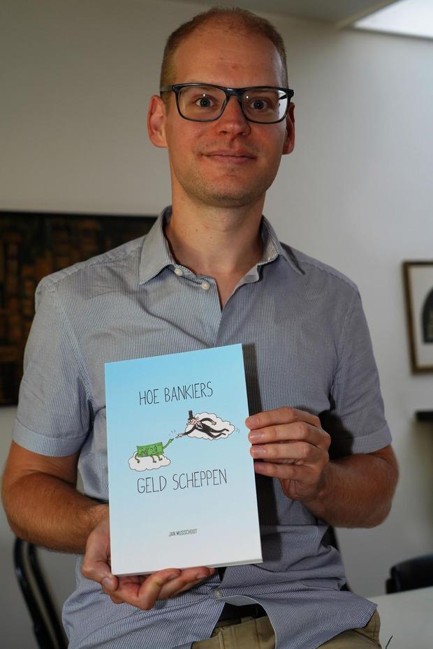 Jan Musschoot uit Meulebeke weet hoe bankiers geld scheppen en schreef ...