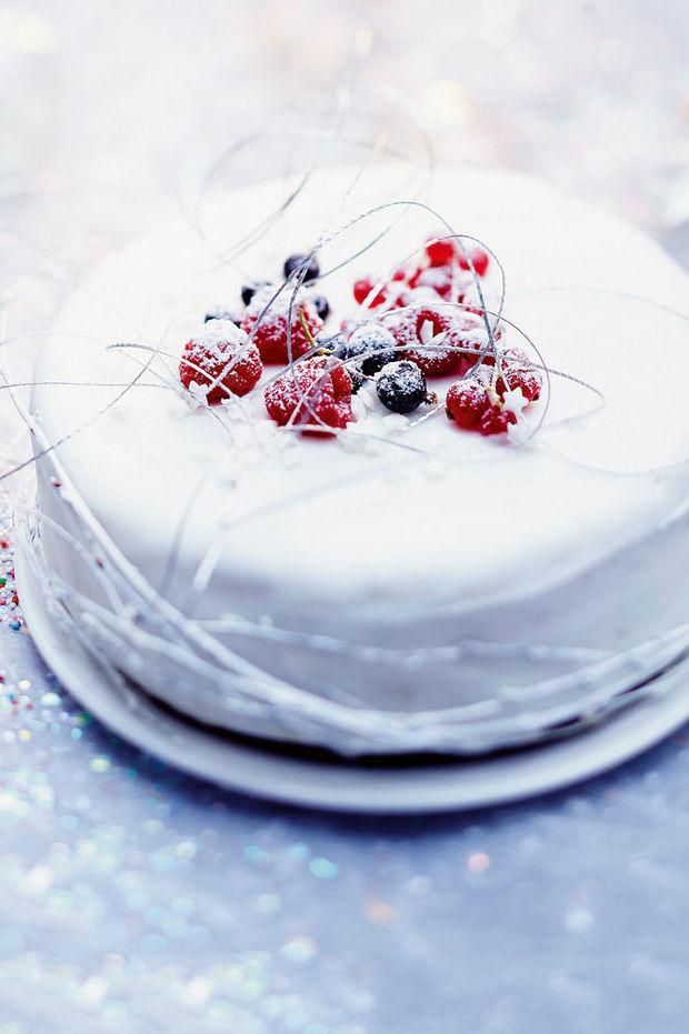 Gâteau blanc aux épices et aux fruits rouges