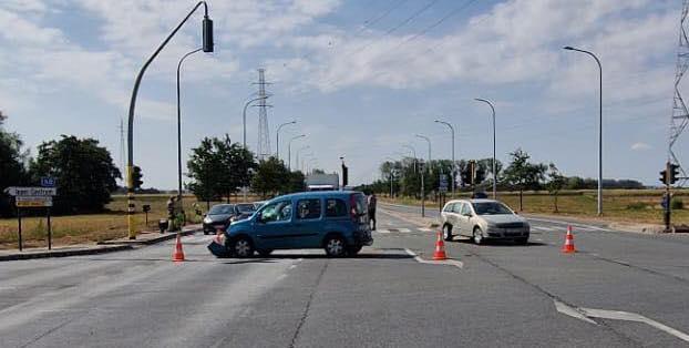 Baby en jonge kinderen naar ziekenhuis na botsing op druk kruispunt in Ieper - KW.be