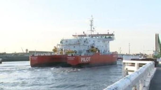 Nieuwe moederschip loodsboten "De Wandelaar" vaart Oostende binnen - KW.be