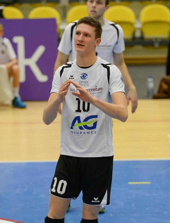 En plots is Mathieu Vanneste (19) uit Loppem een volleybalinternational ...