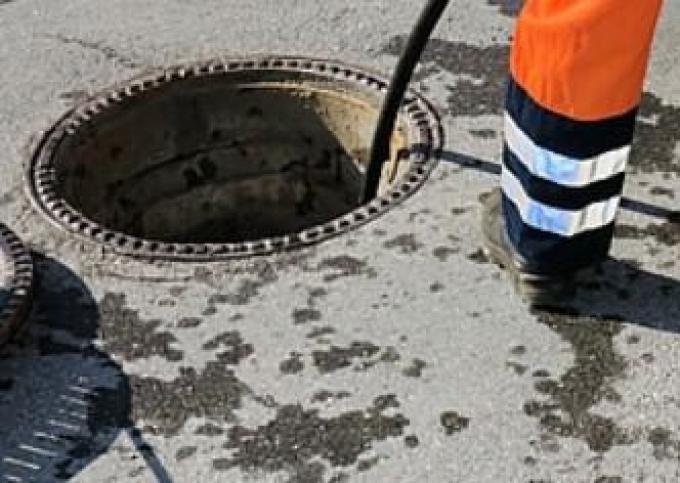 Groot riooldeksel breekt en verdwijnt in rioolput - KW.be