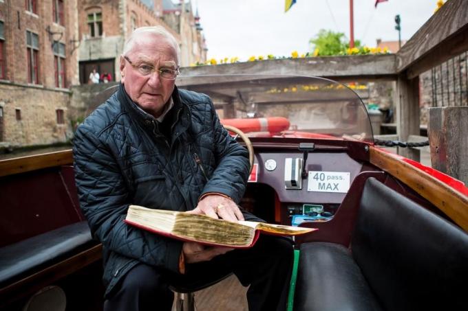 Boek van bootjesman Maurice getekend door Japanse keizer - KW.be