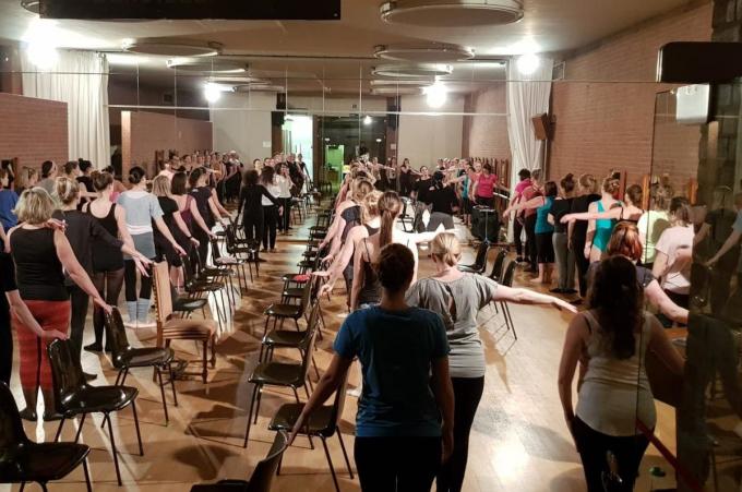 VIDEO Ballet voor 30-plussers in Kortrijk is schot in de roos - KW.be