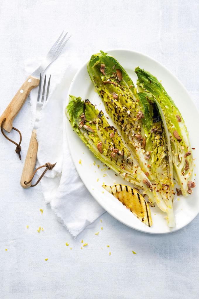 Gegrilde romeinse sla met een gremolata van citroen, ansjovis, amandel ...