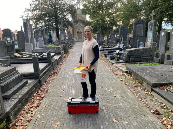 Virginie (46) uit Ingelmunster biedt grafzorg op maat aan: “Ik vind het ...