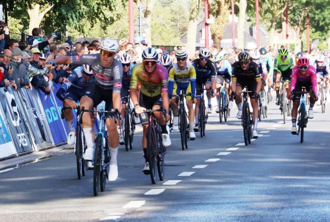 Simon Dehairs sprint naar winst in 55e editie van Izegem Koers - KW.be
