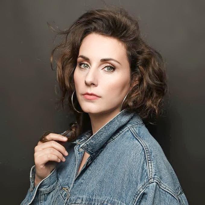 Edmée Daenen uit Deerlijk laat los met emotionele pianoballad ‘A Losing ...