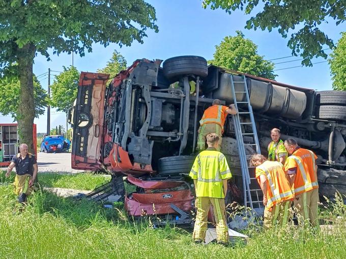 Chauffeur van vrachtwagen vol wortels verliest controle over stuur ...