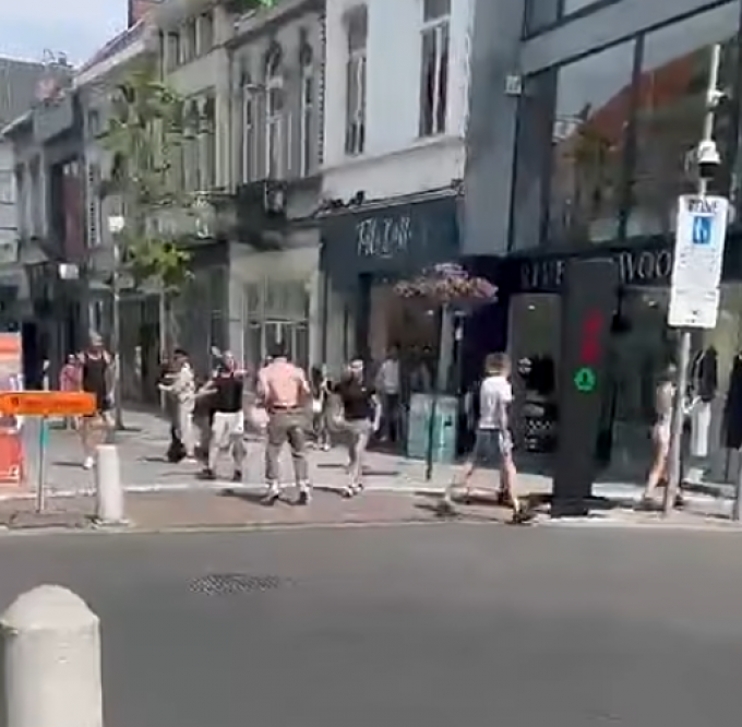 Politie arresteert vijf mannen na gevechten in centrum van Roeselare ...