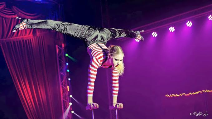 Circus Spectra tart de zwaartekracht in Spiere-Helkijn - KW.be