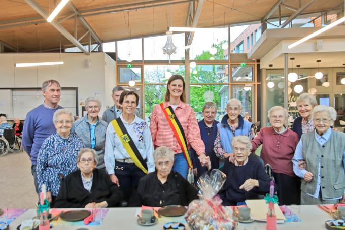 101 kaarsjes op de taart voor zuster Simone Dely - KW.be