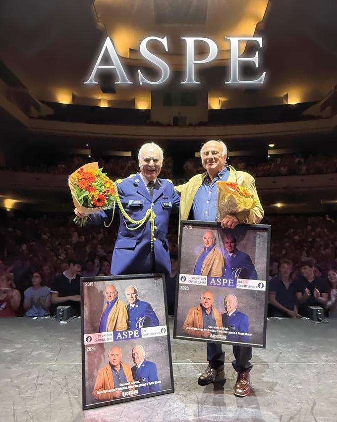 James Cooke verrast Aspe-iconen Herbert Flack en Frans Maas tijdens ...