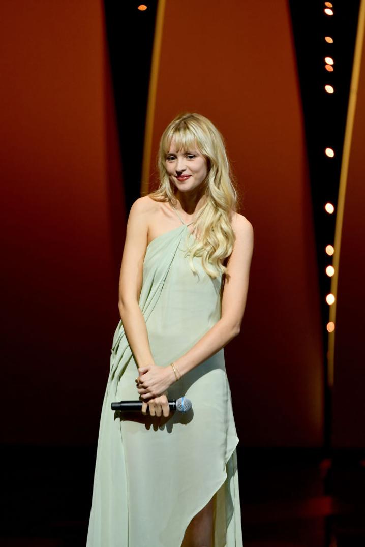 Chic, osé et décalé: le style d'Angèle en 10 looks - Gael.be
