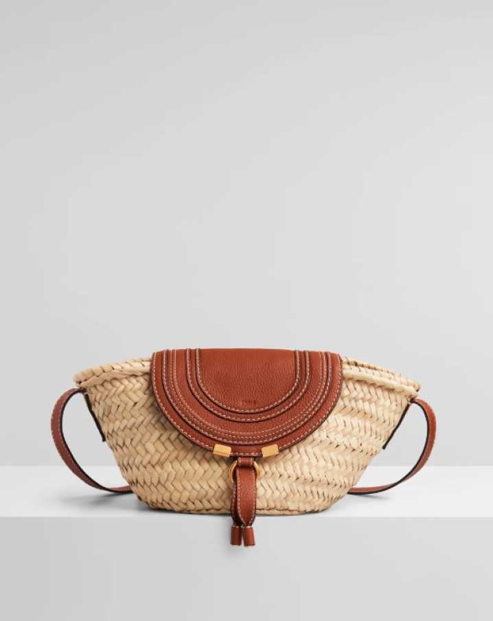 Le sac en raphia avec une touche de cuir, notre it-bag de l'été