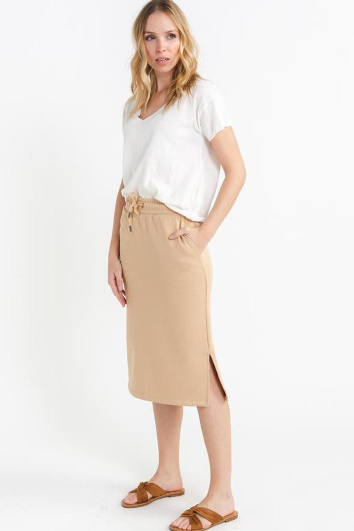 5 manieren om een midi-rok te stylen na je 40ste