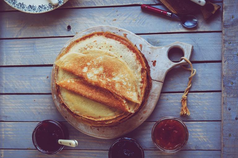 Hartige pannenkoeken om duimen en vingers bij af te likken - Libelle Lekker