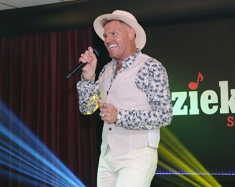 Michael Lanzo stelt album ‘Een Zomer Vol Amore’ voor - KW.be