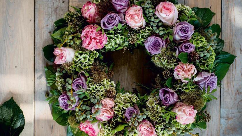 Zo maak je zelf een prachtige bloemenkrans - Libelle