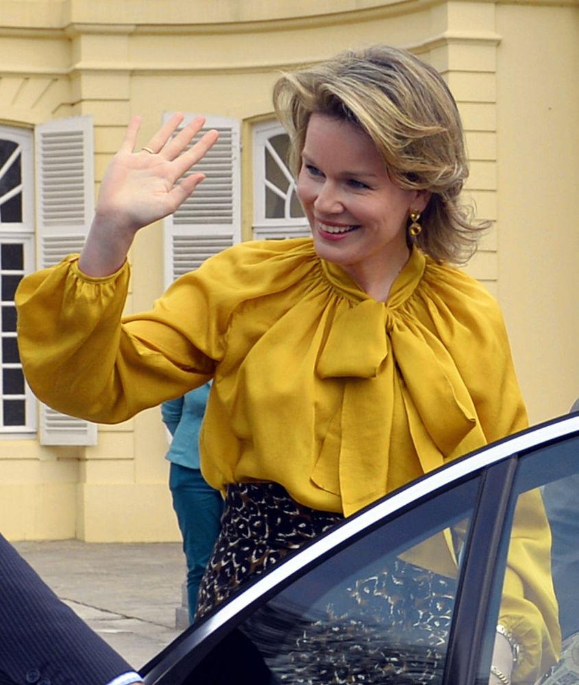 La reine Mathilde en 20 tenues... colorées