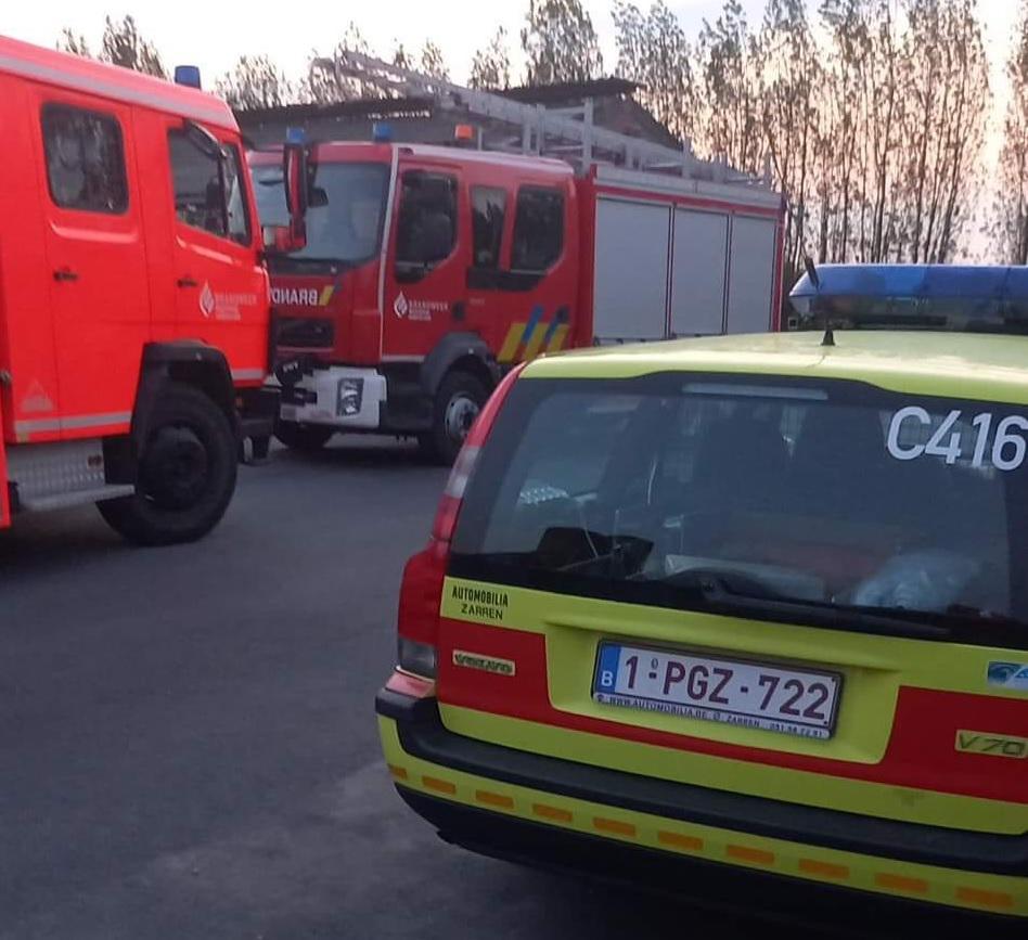 Brandweer redt zeug van 180 kilogram uit ingestorte mestkelder in Bovekerke - KW.be
