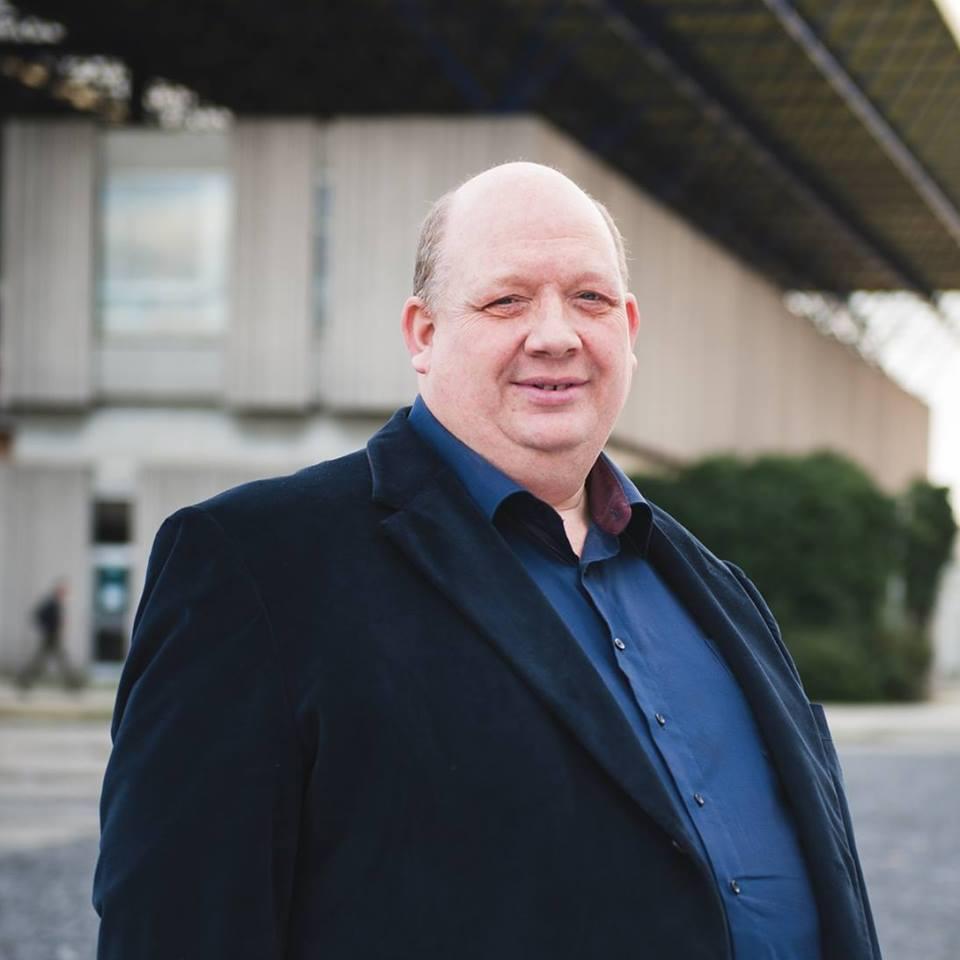 Bart Claeys presenteert 21ste Knusse Avond in Ardooie - KW.be