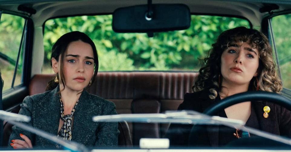 Tv-tip: in de komische thriller ‘Ponies’ klimt Emilia Clarke niet op ...