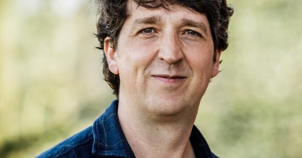 Tom Wouters brengt met ‘In Mijn Hoofd Zwemmen Vissen’ humor en ...